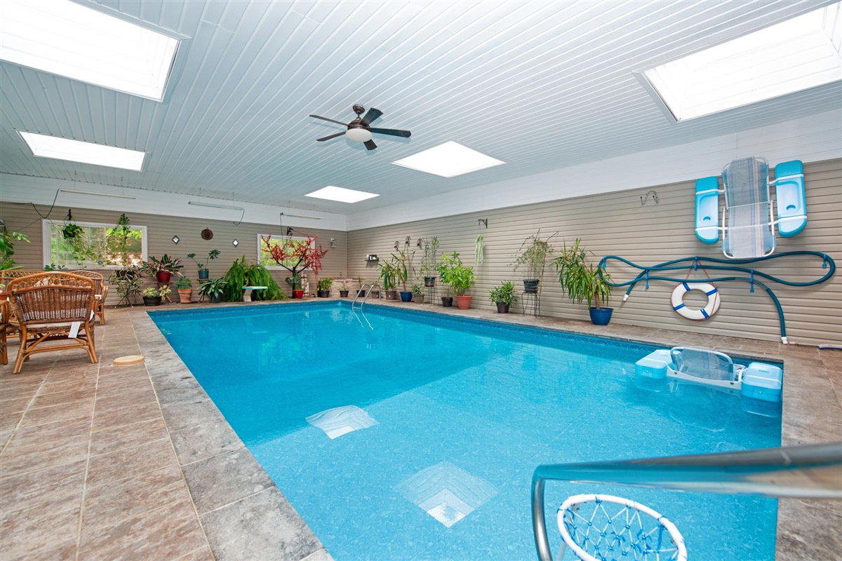 15-Pool - Barrie Home
