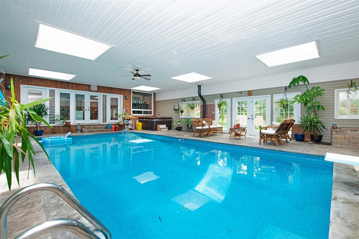 17-Pool - Barrie Home