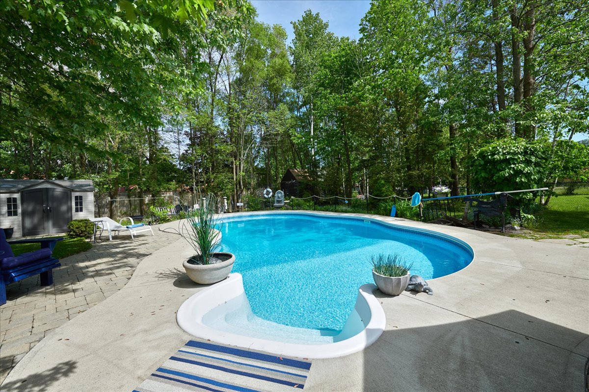 36-Pool - Barrie Home